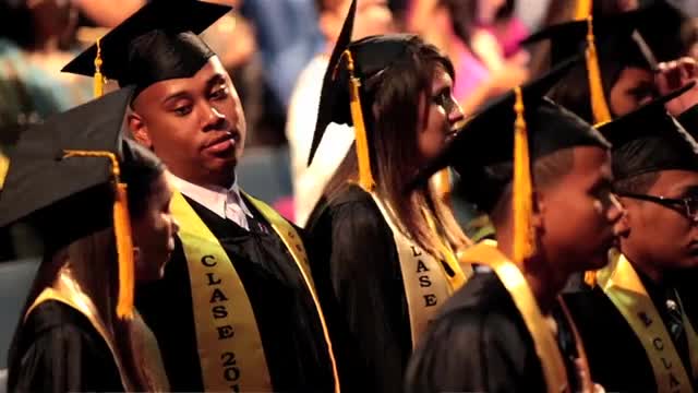 Celebran su graduación de cuarto año - El Nuevo Día