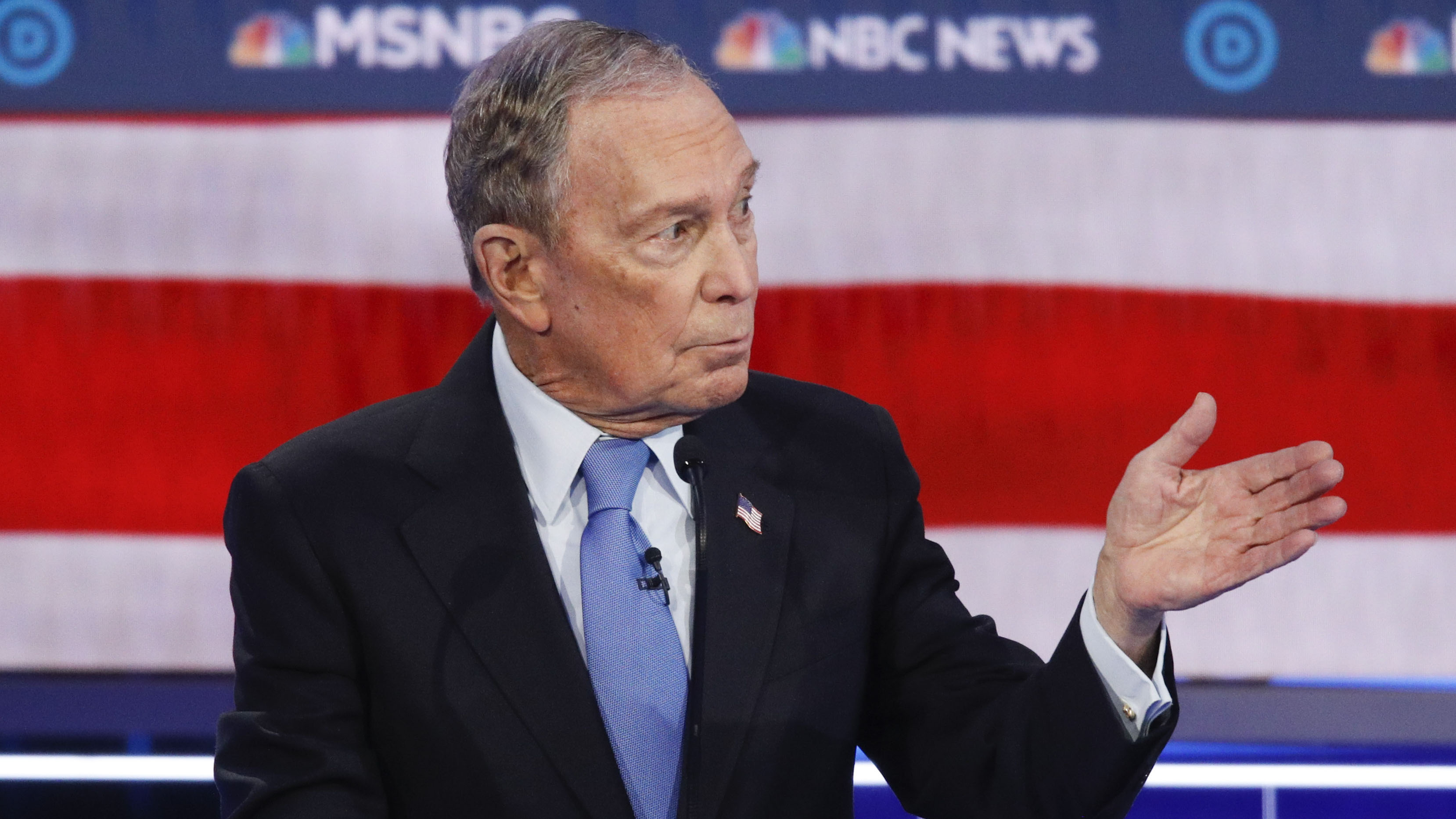 Michael Bloomberg bajo fuego cruzado en el debate demócrata - El Nuevo Día