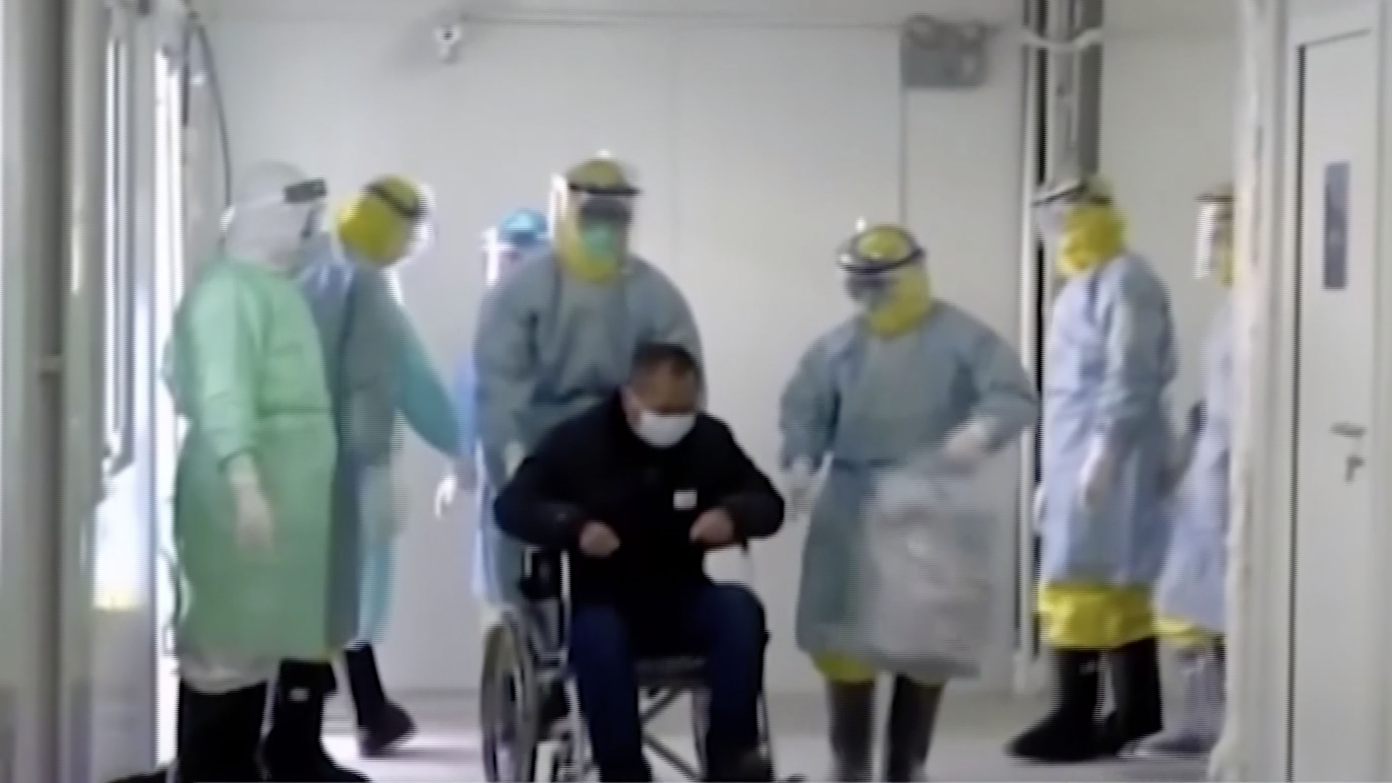 Llegan los primeros enfermos al hospital del coronavirus - Videos ...