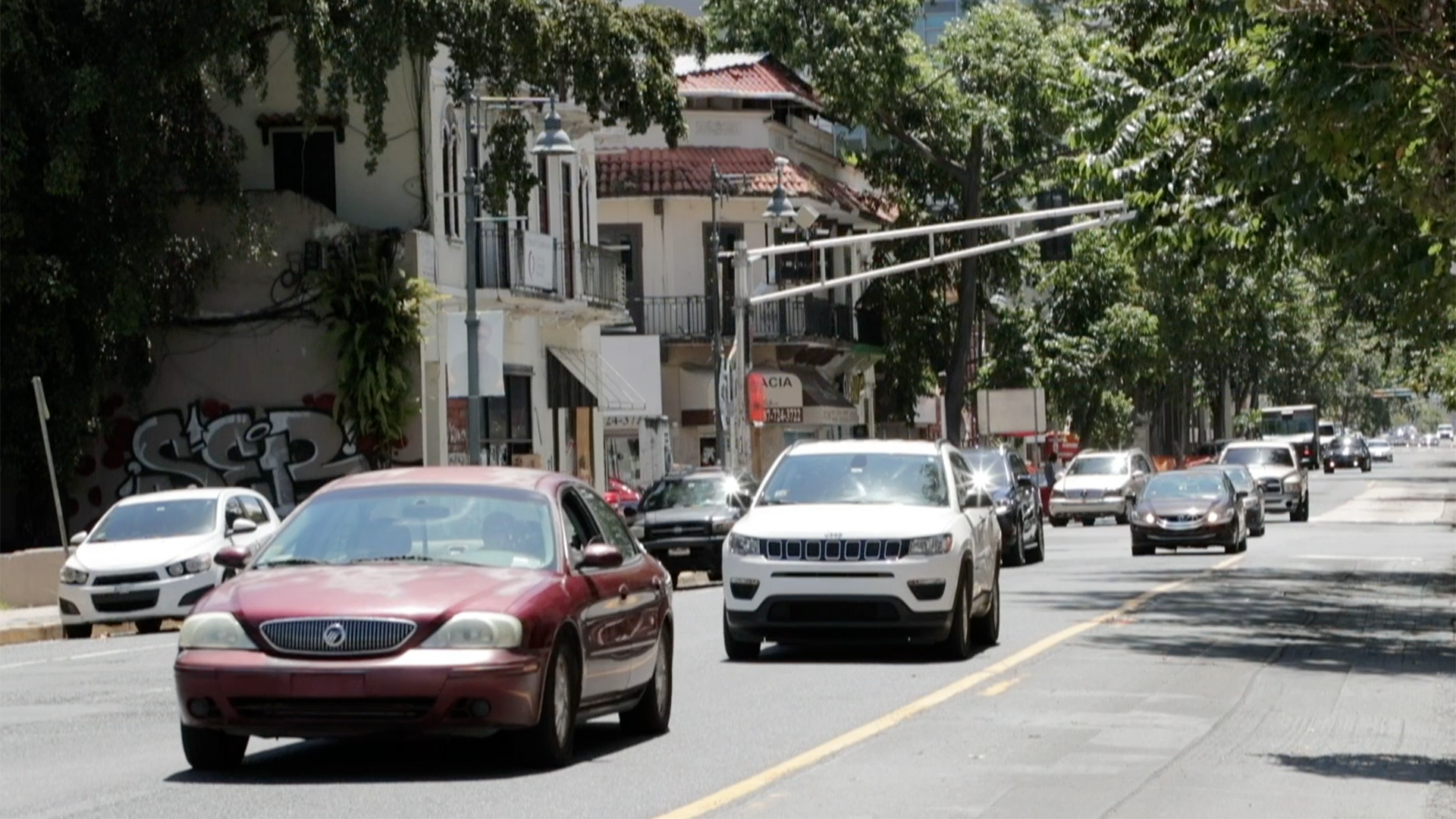 Cientos de carros en la calle pese a la cuarentena - Videos - Primera Hora