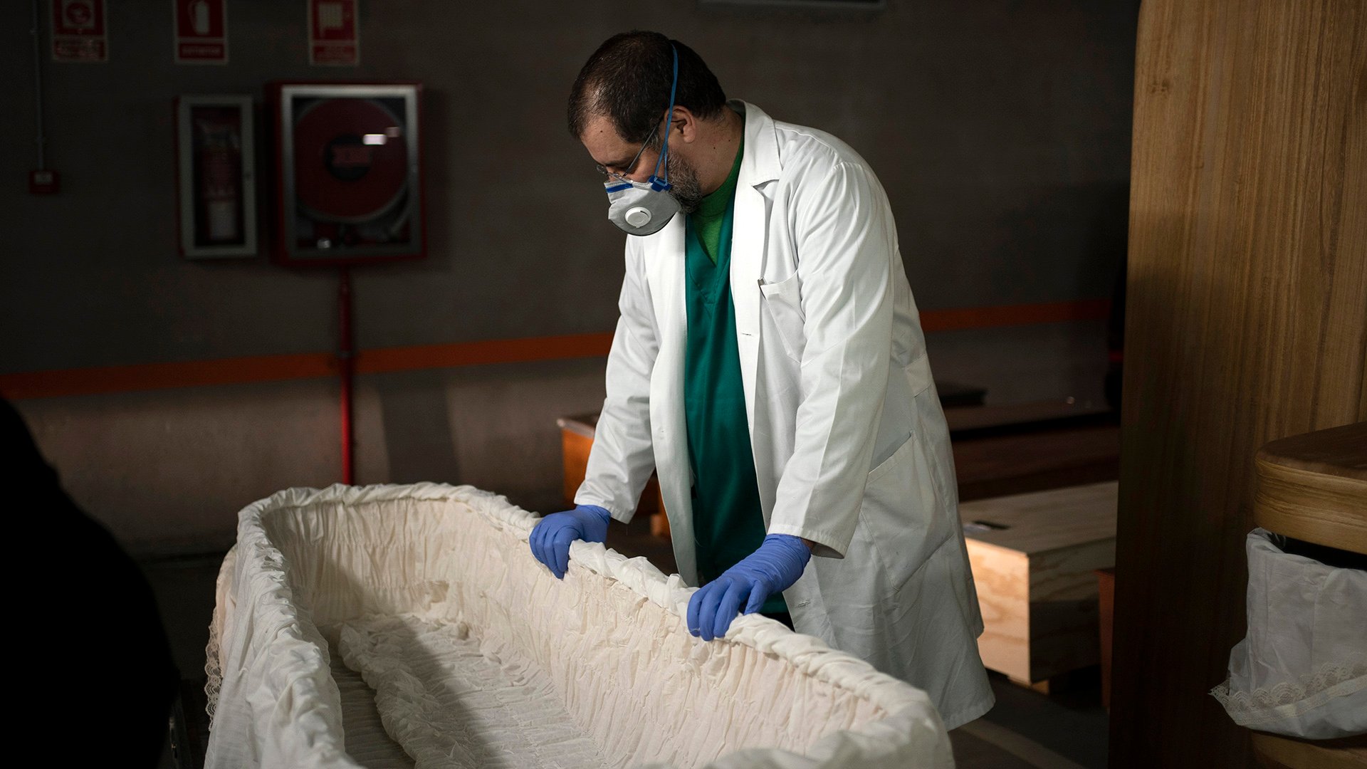 Veterano embalsamador se enfrenta al COVID-19: "Se me rompe el alma ...