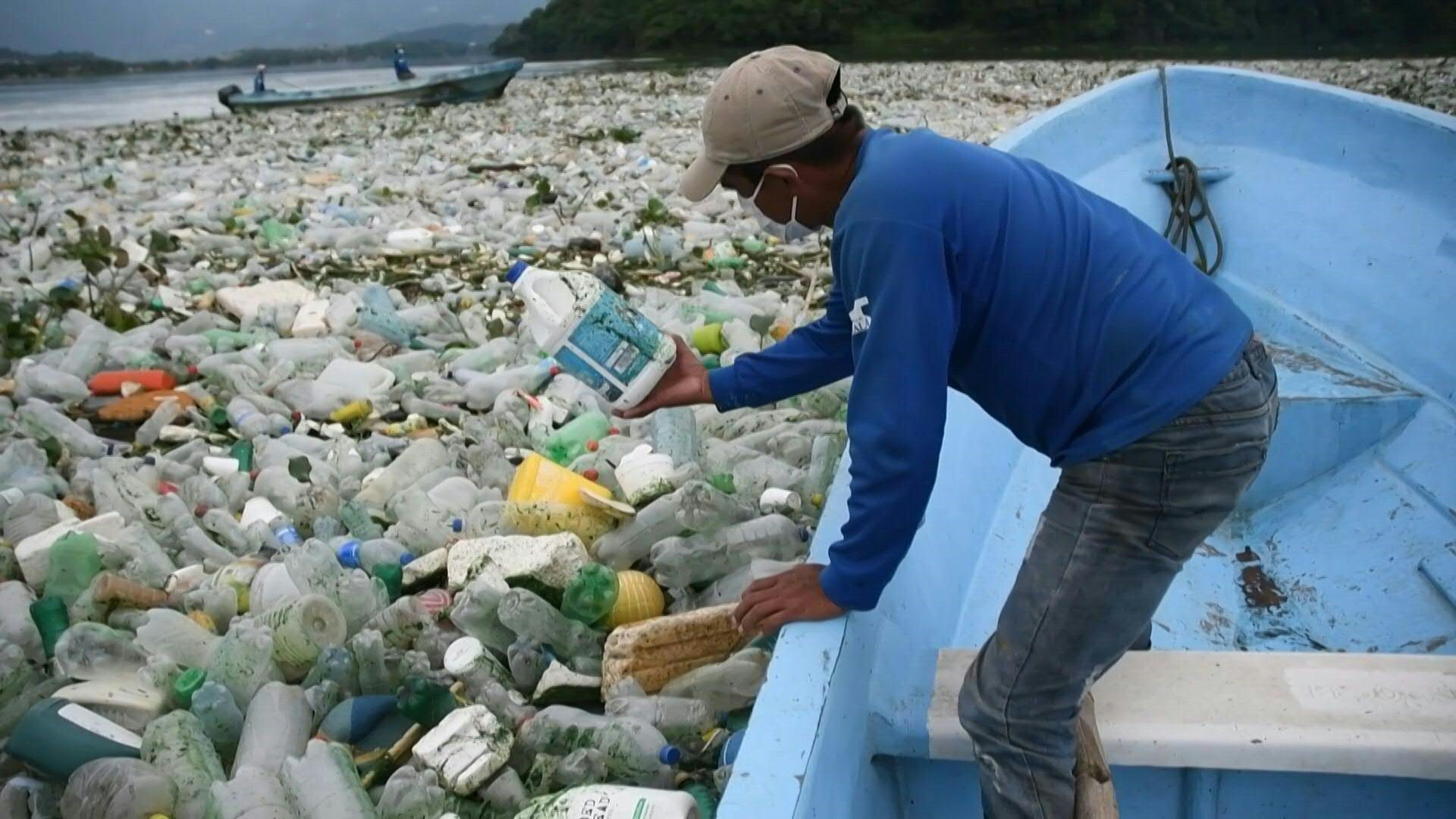 Increíble: lago se convierte en océano de basura - Videos - Primera Hora